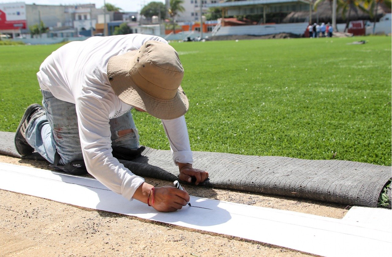 Realizan obra de remodelación de la cancha de fútbol de Isla Mujeres ...