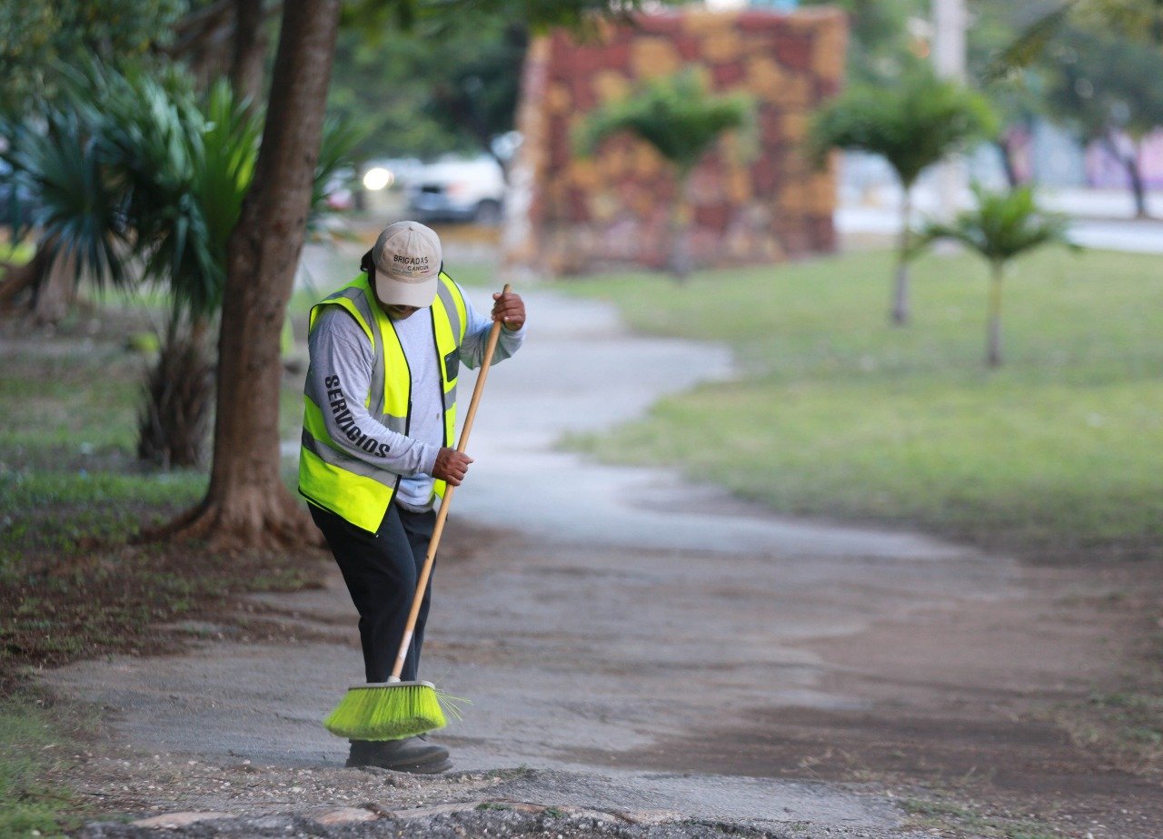 Refuerzan limpieza general de parques en Cancún | Cancún Mío