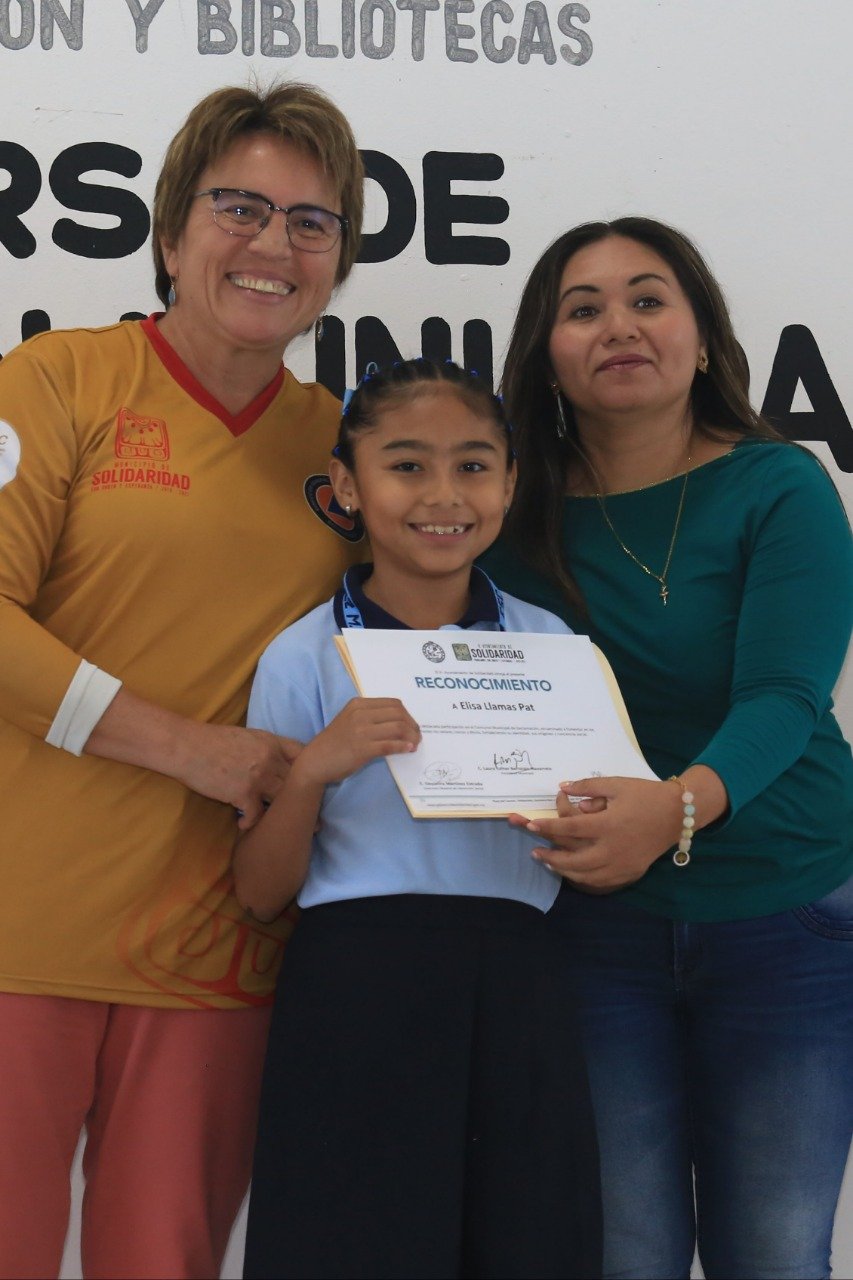 Premia @LauraBeristain a ganadores del Concurso de Declamación ...