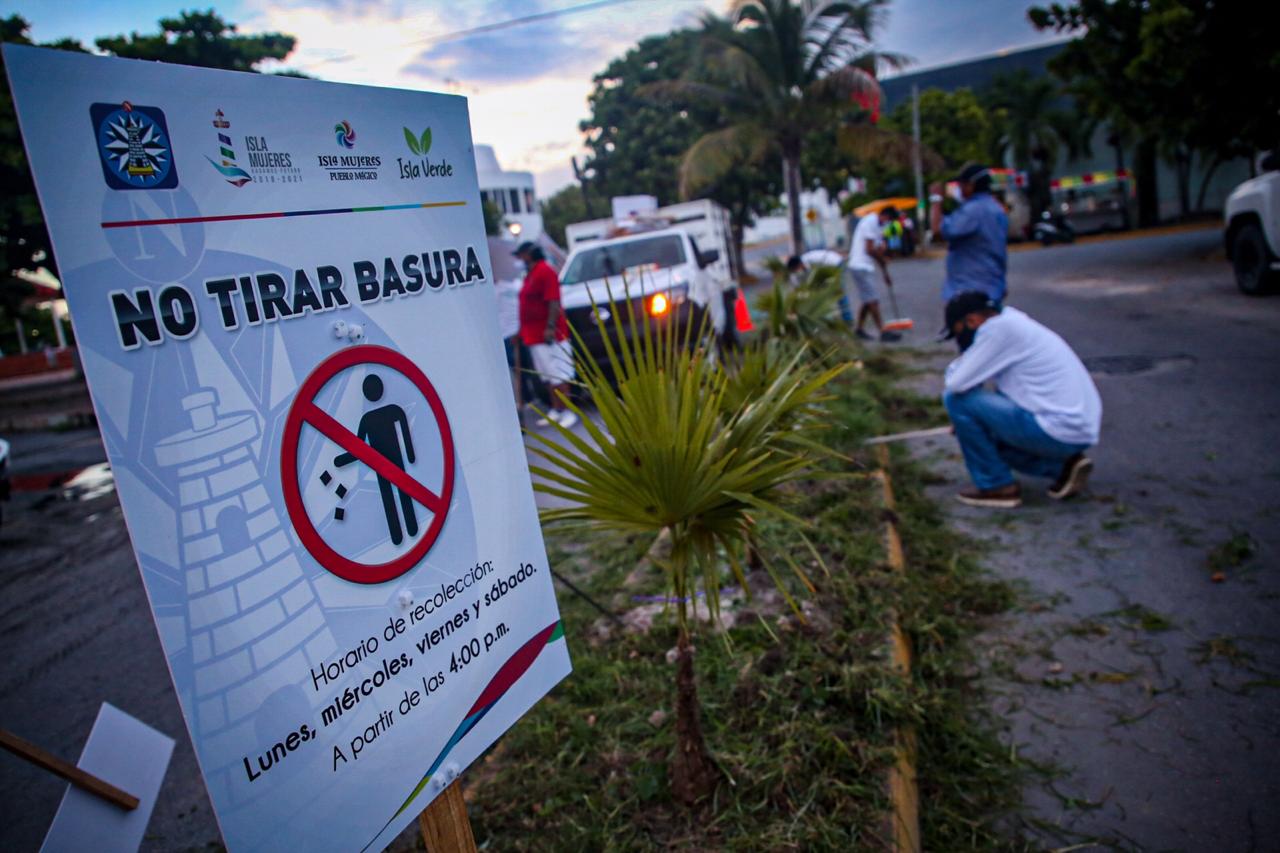 Instalan letreros informativos en camellones de Isla Mujeres | Cancún Mío