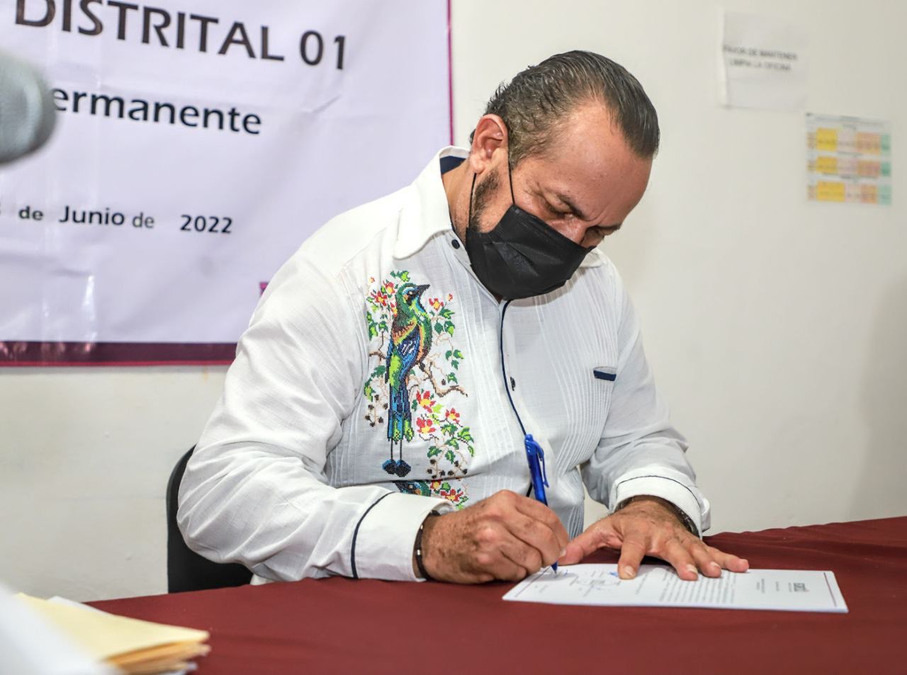 Recibe constancia de diputado electo, Julián Ricalde Magaña | Cancún Mío