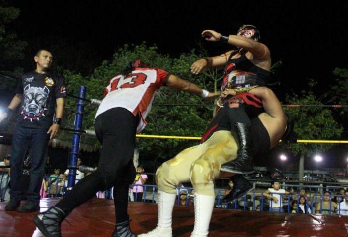 Rudos y técnicos se enfrentan en función de lucha libre para festejar a ...