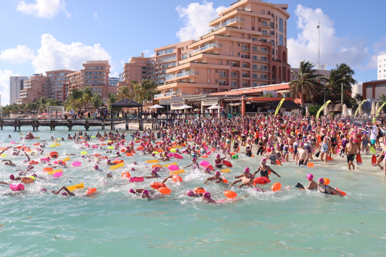 Impresionante fiesta acuática en 'El Cruce Cancún-Isla Mujeres' con ...