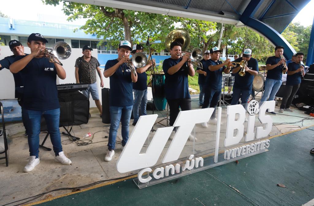 Con música y todo, así dan la bienvenida a estudiantes de la UT de ...