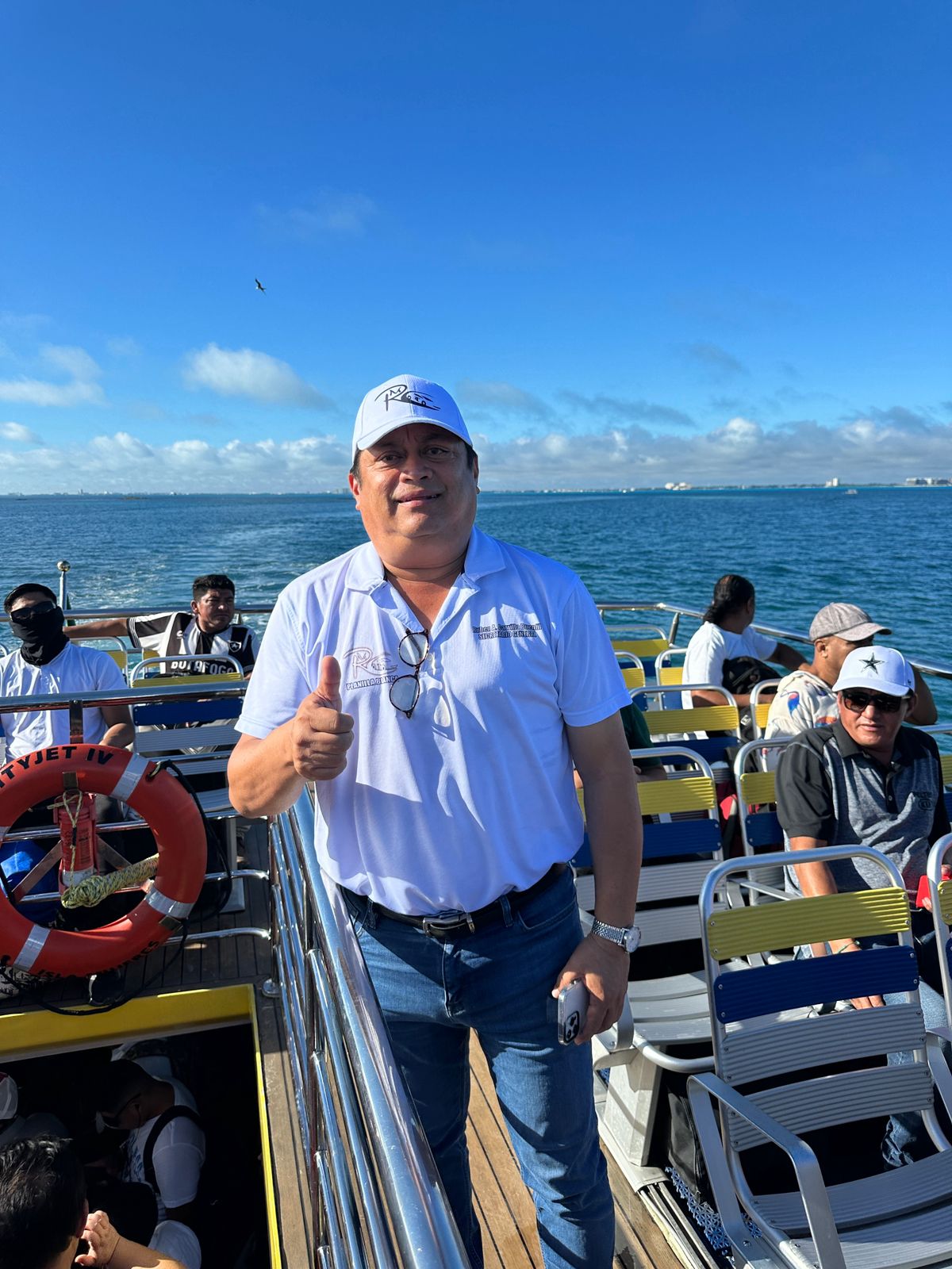 Rubén Carrillo escucha propuestas de taxistas isleños