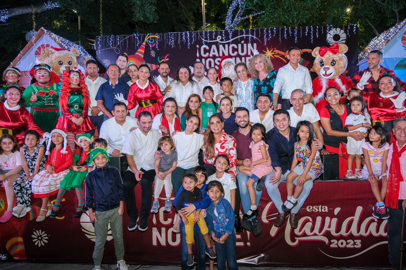 Llegó la magia, encienden árbol navideño en Cancún