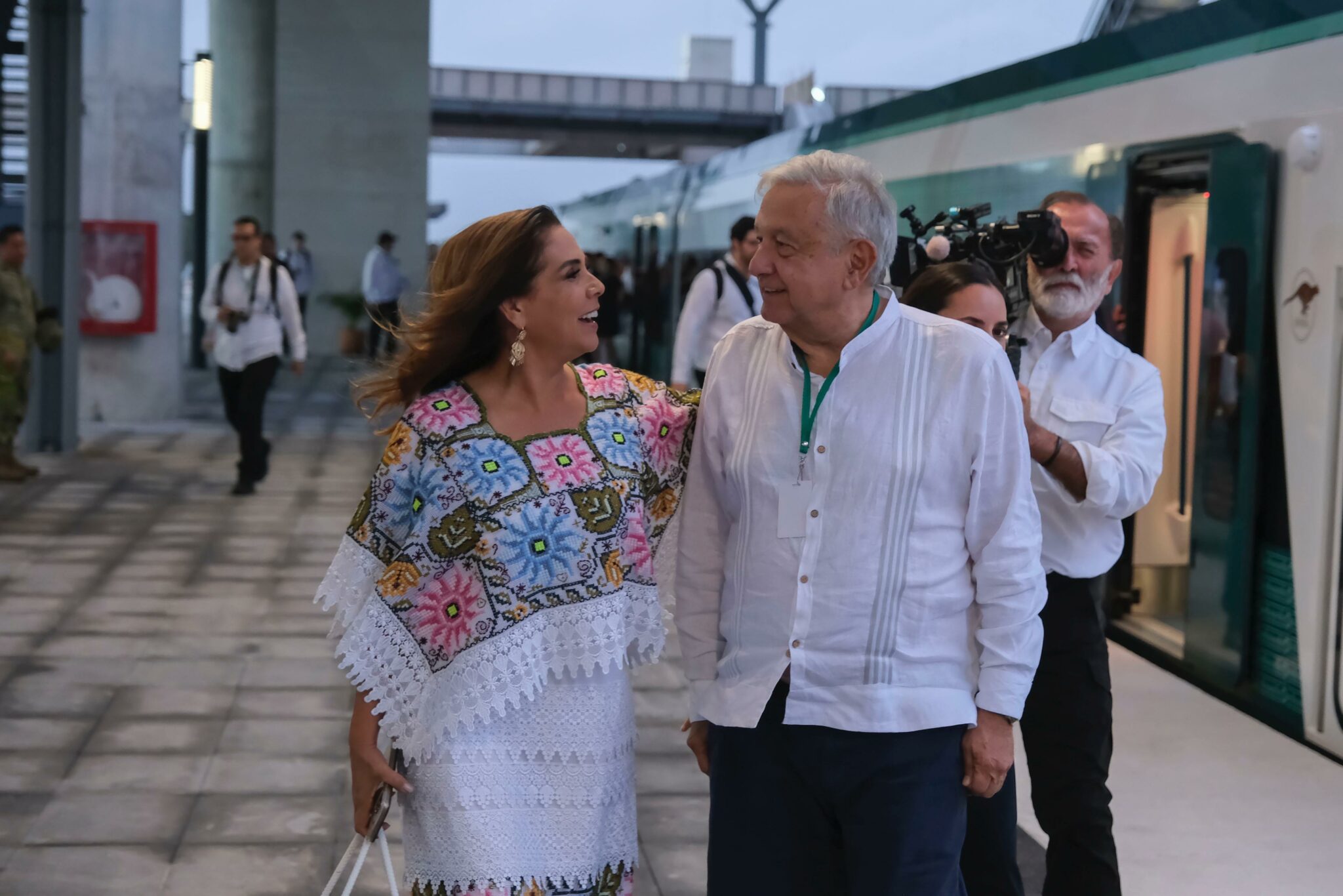 Mara Lezama acompaña a AMLO en la inauguración del primer tramo del ...