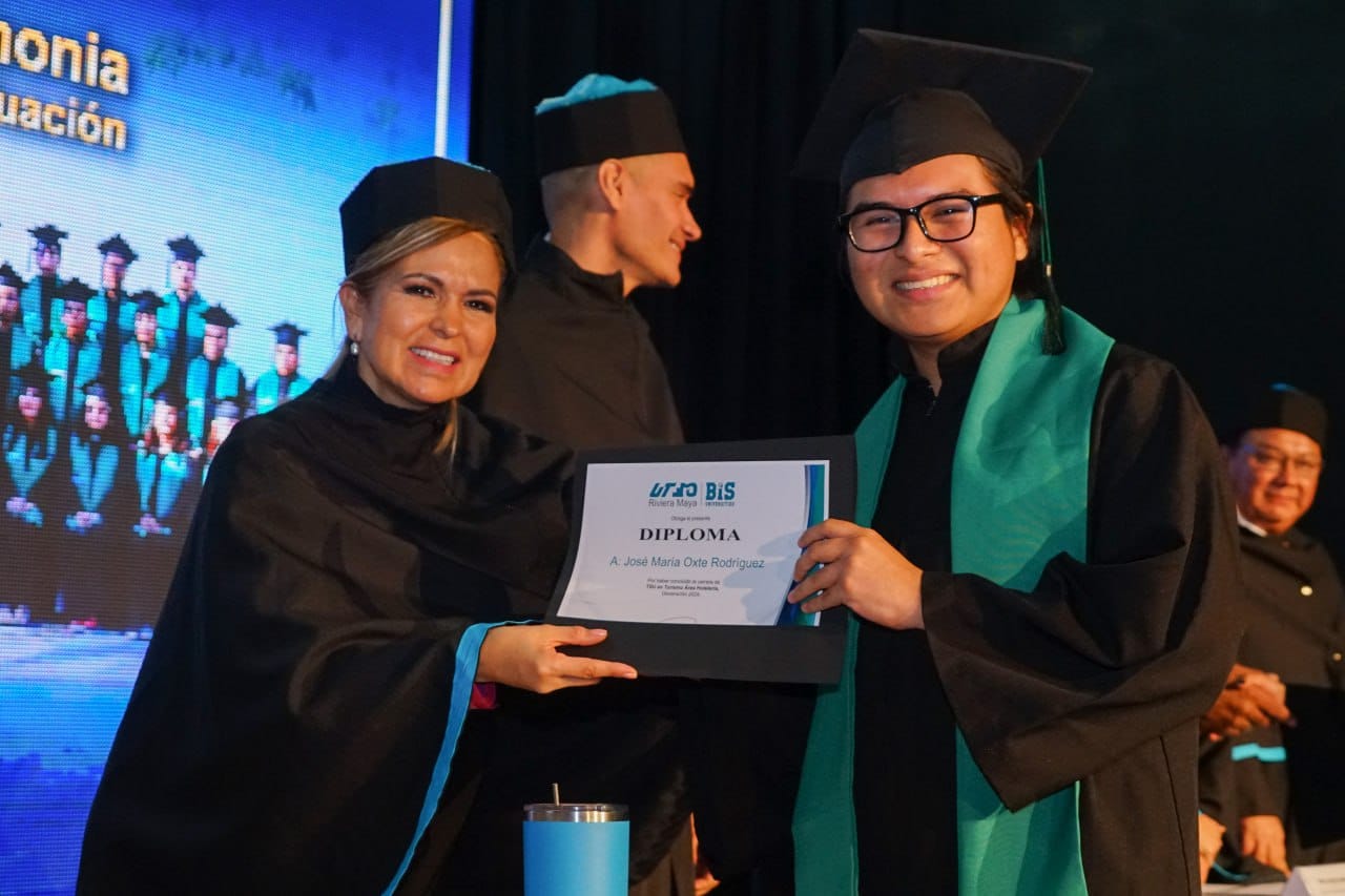 Lili Campos celebra graduación de jóvenes de la Universidad Tecnológica ...