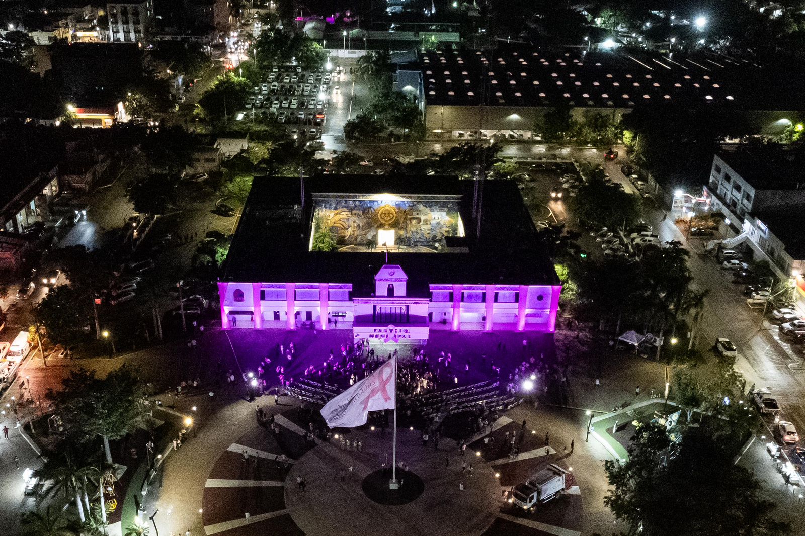 Solidaridad ilumina Palacio Municipal por la lucha contra el cáncer
