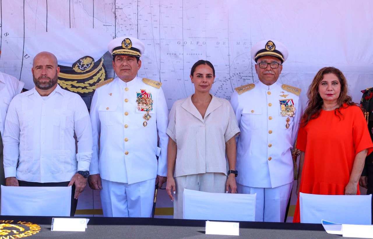 Asiste Ana Paty Peralta a cambio de mando en la Quinta Región Naval